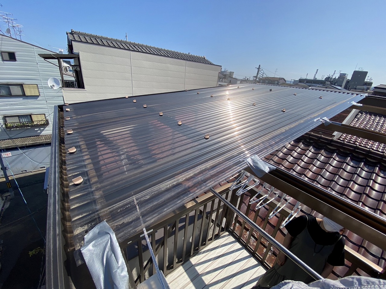 守口市 パタパタと音がしていたポリカ波板が台風で？！波板の張り替え工事です。 | 門真、寝屋川、守口で雨漏りや屋根の修理・点検は街の屋根やさん